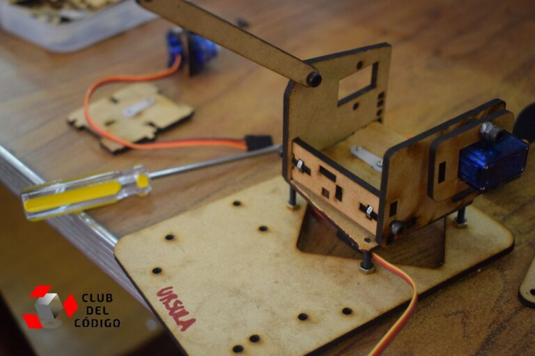 GRÚA 4 SERVOS: Proyecto Arduino + Python (+13)